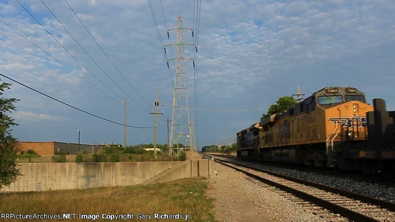 UP 7464 & CSX 7888